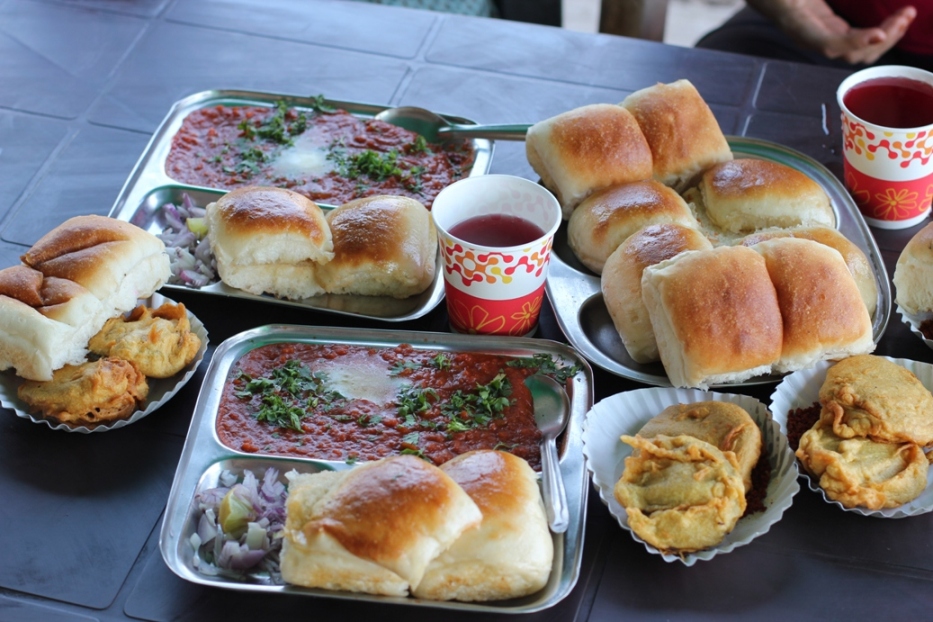 Famous delicious street food at the magical city Mumbai - India Tourism ...